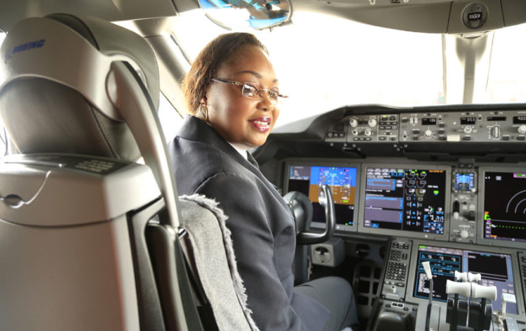 Irène Koki Mutungi, première femme pilote de ligne en Afrique - African ...